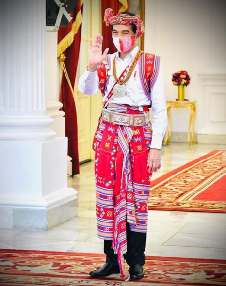 Gagah Berwibawa! Presiden Jokowi Pakai Baju Adat NTT saat Upacara Kemerde Gagah Berwibawa! Presiden Jokowi Pakai Baju Adat NTT saat Upacara Kemerde
